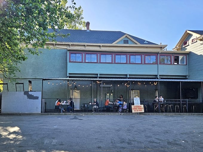 From this angle, Tank House reveals its true character—a neighborhood gathering spot where barbecue brings strangers together and turns them into friends.
