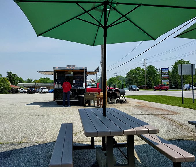 Sometimes the best barbecue experiences happen outdoors. This food truck setup with picnic tables proves great flavor doesn't require fancy surroundings.