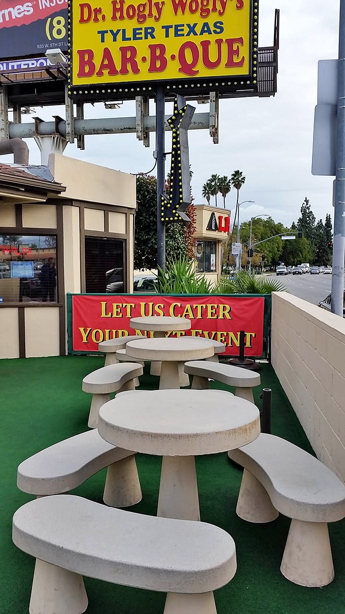 Al fresco dining where you can enjoy your ribs while watching Panorama City life unfold.