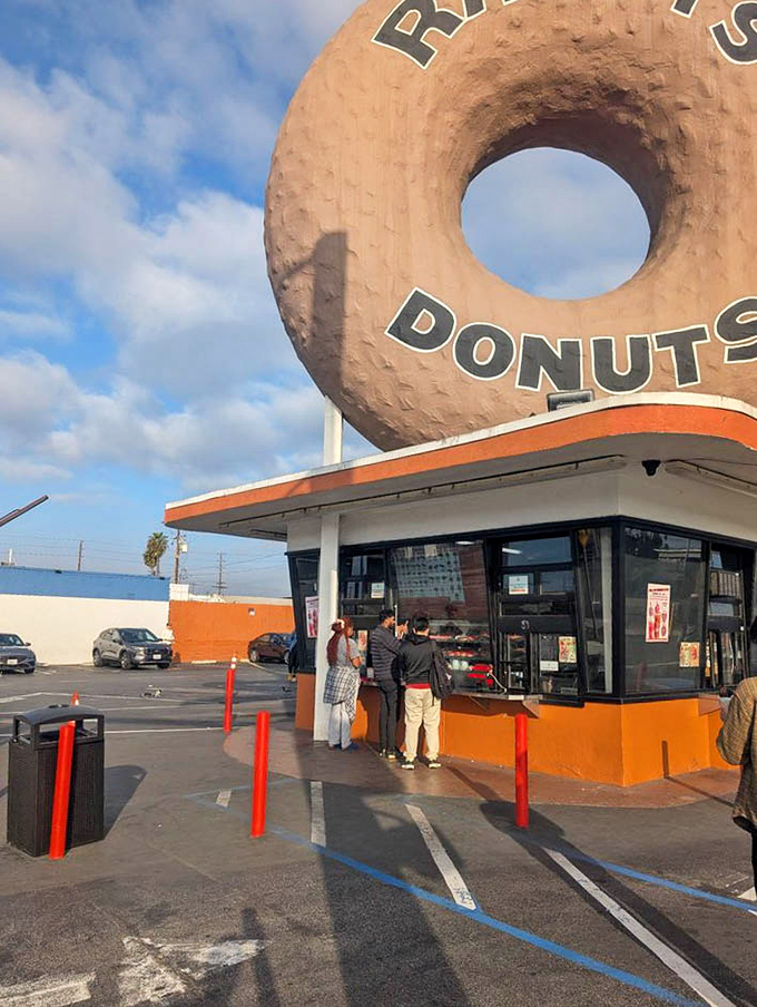 The pilgrimage to Randy's isn't complete without the ritual wait beneath the great donut—a small price for such sweet rewards.