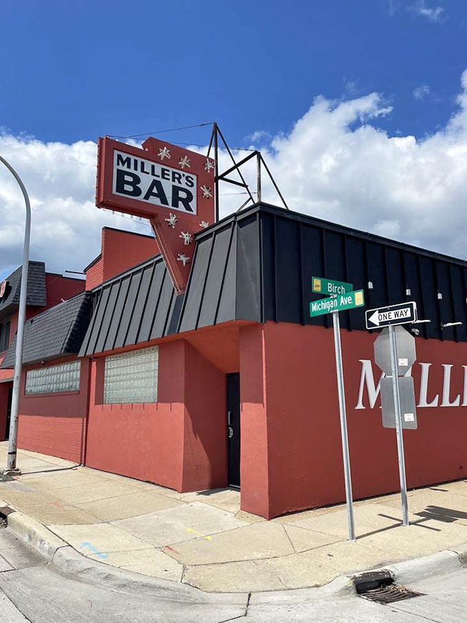 The corner of Michigan and Birch – burger pilgrims know these coordinates by heart, a landmark more reliable than any GPS.