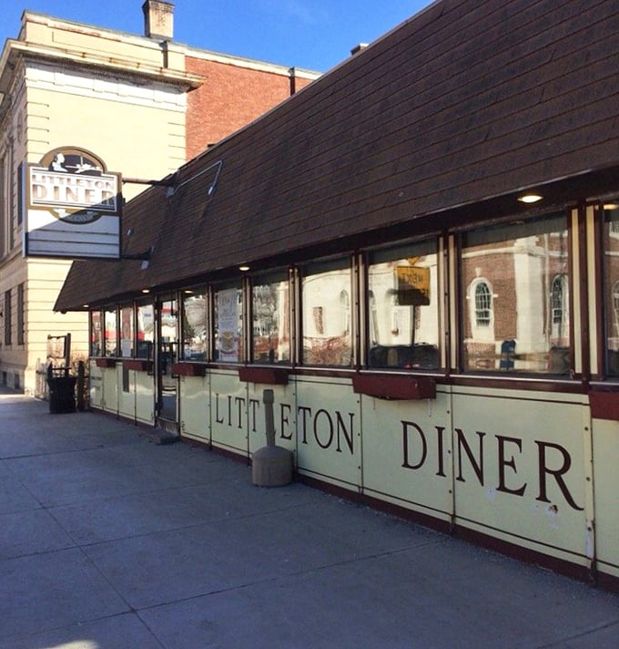 The unassuming exterior belies the culinary treasures within. Like all great diners, it doesn't need to shout—its reputation does all the talking.
