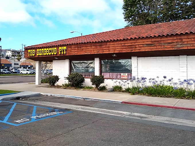 Ample parking means nothing stands between you and your BBQ destiny—a consideration as practical as the food is delicious.