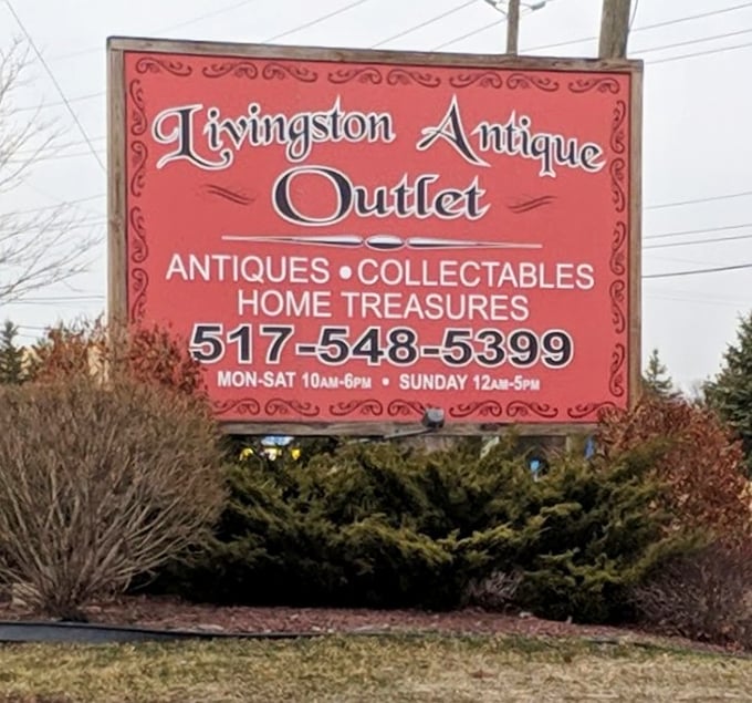 The sign that launched a thousand antiquing adventures – with hours generous enough to accommodate both early birds and those who prefer a leisurely Sunday browse.