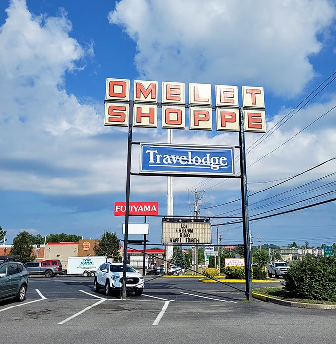 The roadside sign that's guided hungry travelers for years. Positioned perfectly next to the Travelodge—because nothing says "welcome to town" like eggs and hash browns.