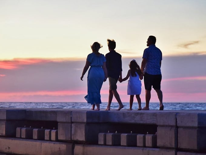 Sunset strolls: The nightly show that turns ordinary families into silhouettes against nature's most spectacular canvas—no tickets required.