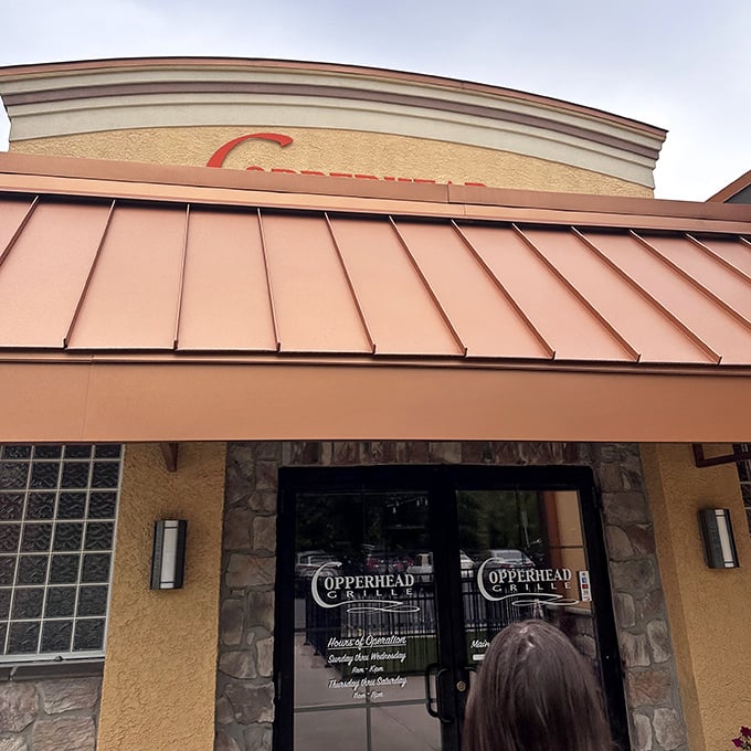 That entrance beckons like a friend with good news – "Come in," it says, "there are crab cakes and cold drinks waiting just for you."