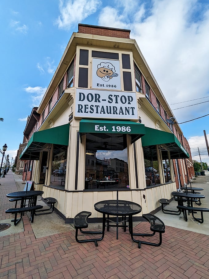 Corner location with outdoor seating – because sometimes you need fresh air to fully appreciate the magnitude of breakfast perfection.