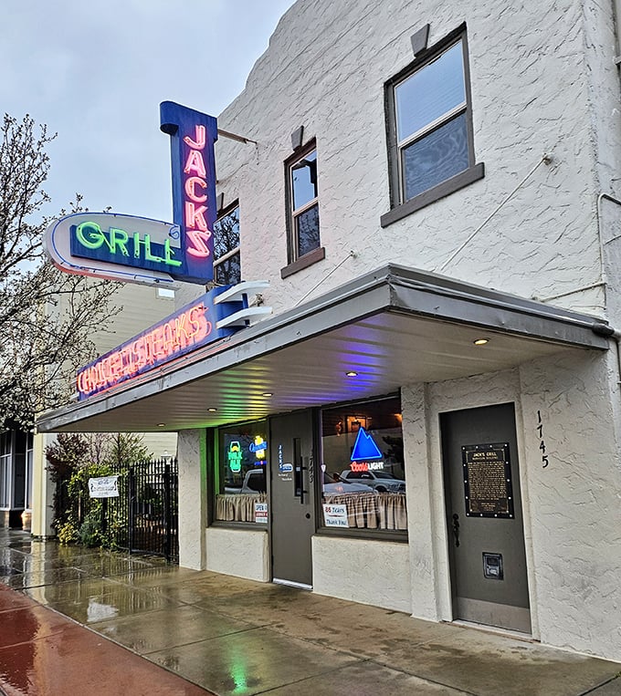 Evening neon transforms Jack's humble exterior into a beacon calling all serious steak lovers home.