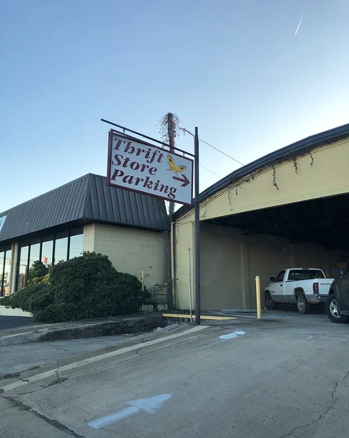 Follow the sign to thrift store parking—the first step in your treasure-hunting expedition. Adventure awaits just beyond that arrow.