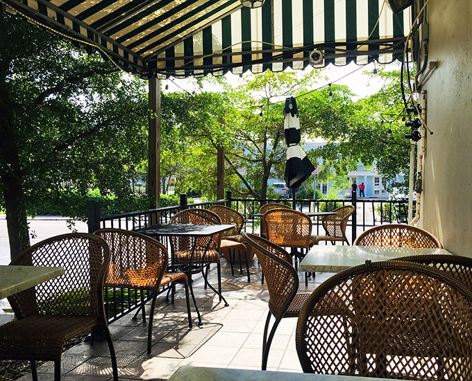 The outdoor patio – where Florida breezes, dappled shade, and pizza create the perfect trifecta of dining bliss.