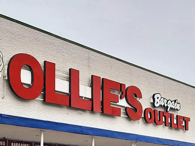 Ollie's iconic signage – the North Star guiding bargain hunters through Delaware's retail landscape. The red letters practically scream "SAVINGS AHEAD!"