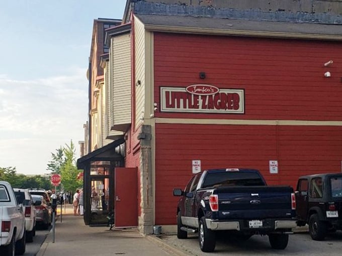 The side entrance—where hungry patrons arrive with anticipation and leave with that distinctive "I'm-so-full-but-it-was-worth-it" waddle.