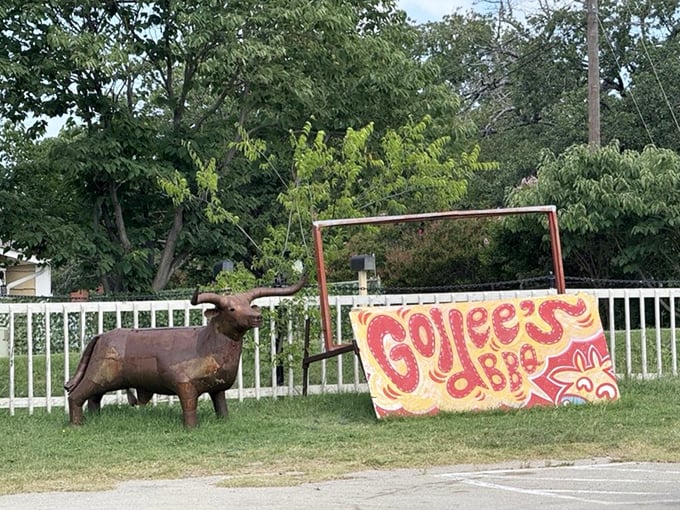 Even the roadside pig knows this place means business – barbecue royalty lives here.