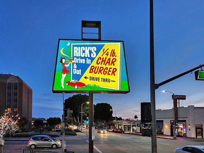By day or night, this vintage sign promises quarter-pound char-burgers that have stood the test of time.