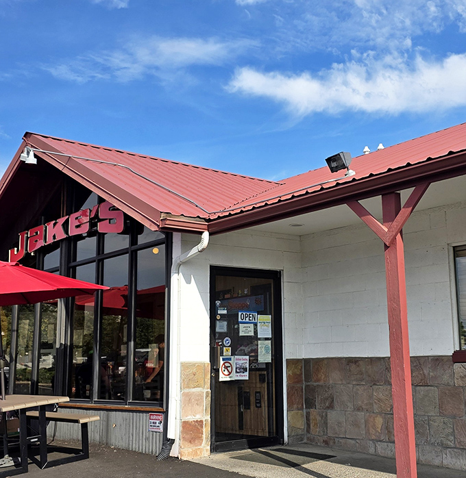 That red roof isn't just for show – it's a beacon calling hungry travelers to breakfast paradise.
