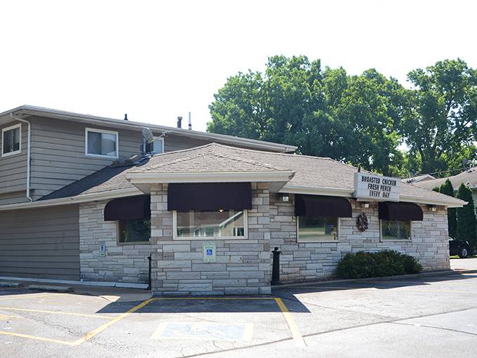 This humble stone exterior whispers promises of crispy perfection that have locals lining up for decades.
