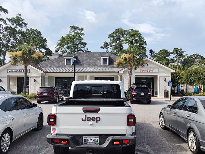 Palm trees and premium parking create the perfect setup for a treasure hunt through outlet stores.