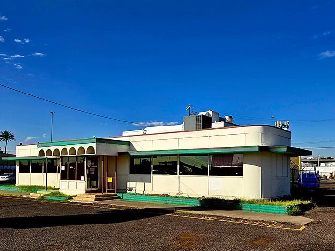 Bathed in desert sunlight, Mel's distinctive architecture harks back to an era when diners were America's living rooms and breakfast was an art form.