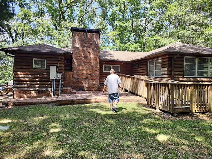 This rustic log cabin looks like it belongs in a Robert Frost poem. Somehow both rugged and inviting – the architectural equivalent of comfort food.