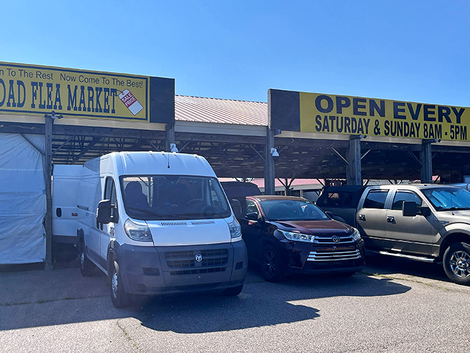 "You've tried the rest, now come to the best!" The entrance sign promises weekend treasure hunting from 8AM-6PM, no early birds disappointed.