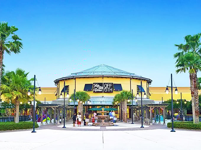 Sunshine, palm trees, and designer discounts – Florida's most irresistible threesome. The central plaza invites shoppers to pause between wallet-emptying expeditions.