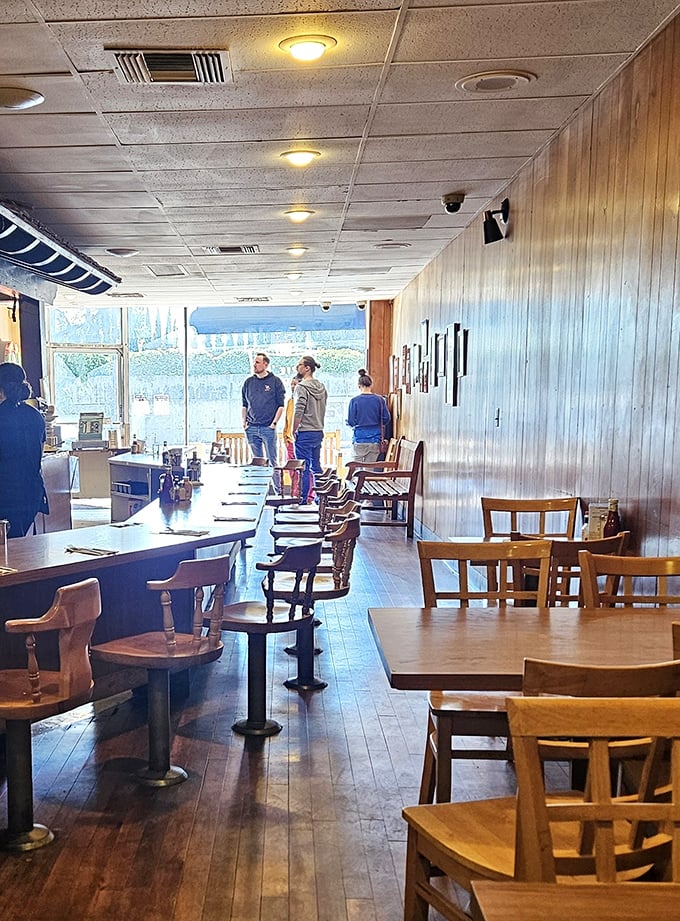 The counter seating isn't just nostalgic—it's front-row tickets to the best show in town: watching burger artisans practice their craft with decades of experience.