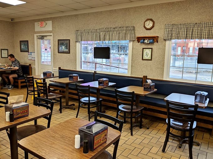 Simple, homey, and unpretentious—the dining area says, "We're not here for the ambiance, folks. We're here for chicken that'll change your life."