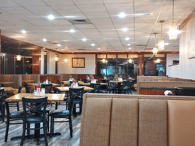 Inside, time slows down as tan booths and warm lighting create that perfect diner atmosphere. The kind of place where coffee refills appear before you even realize you need one.