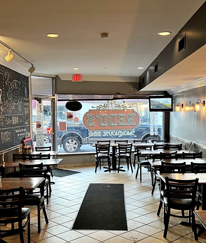 Simple, clean, and focused on what matters—the food. This no-frills dining room lets the smoky aromas take center stage.