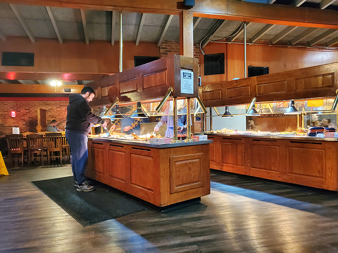 Golden glow, clinking trays, and the scent of fried chicken—this buffet feels like a Sunday dinner that never ends.