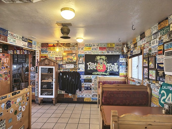 Step inside and it’s like Route 66 had a garage sale—license plates, booths, and good vibes everywhere.