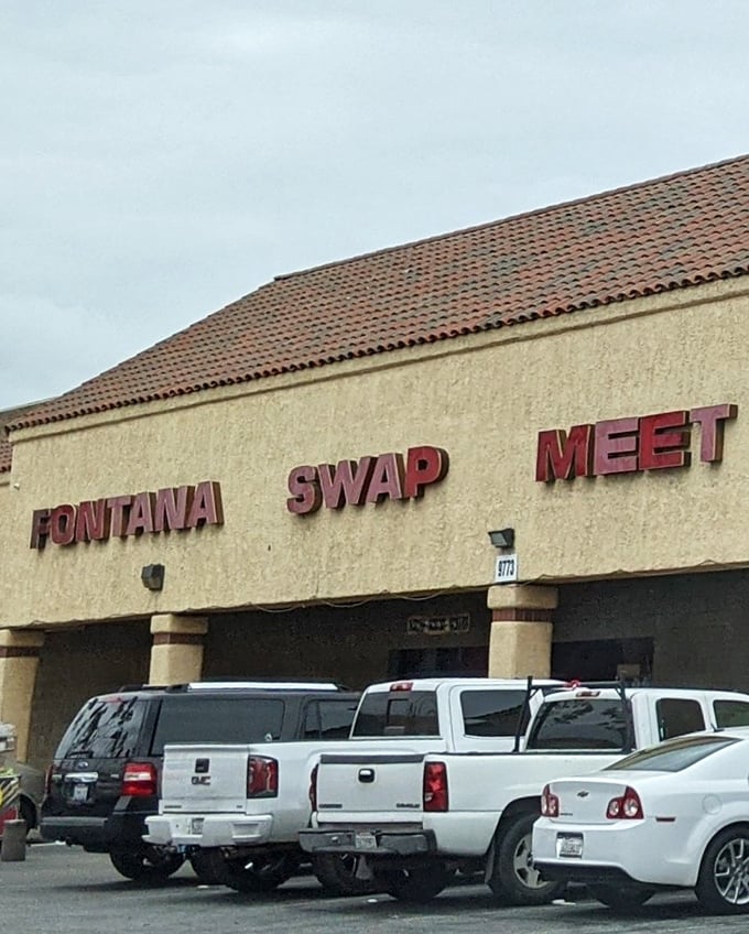 Spanish-style roof tiles and bold signage mark the entrance to this indoor bazaar. It's like the Las Vegas of shopping—once you're inside, you'll forget what time it is.