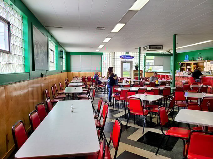 Green walls, red chairs, and zero pretension – this dining room hasn't changed in decades, and that's precisely why we love it.