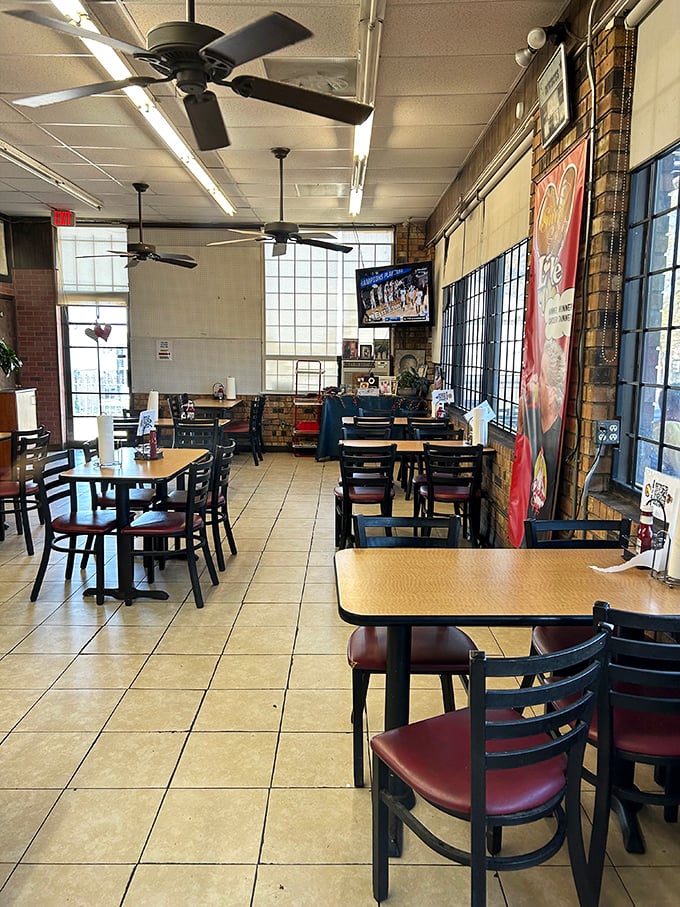 Simple tables, ceiling fans, and zero pretension—just the way a temple of fried chicken should be. The focus here is squarely on the food.