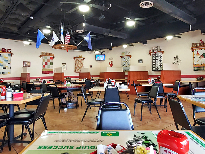 Inside Dixie Belle's, country charm reigns supreme with quilts adorning walls and flags hanging proudly. It's like dining in your Southern grandmother's kitchen – if she could cook for 50.