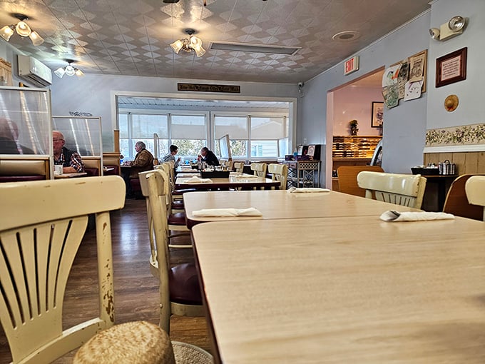 Simple wooden tables, cream-colored chairs, and natural light—the dining room equivalent of a warm hug from your favorite aunt.