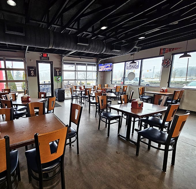 Industrial-chic meets comfort in this no-nonsense dining room where the focus is squarely on what matters – the food, not the frills.
