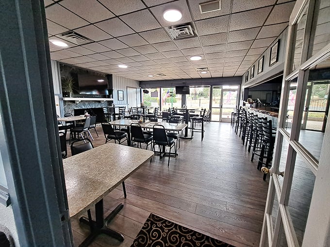 Inside, simplicity reigns supreme. This isn't where you come for avant-garde decor—it's where memories are made over plates that require both hands.
