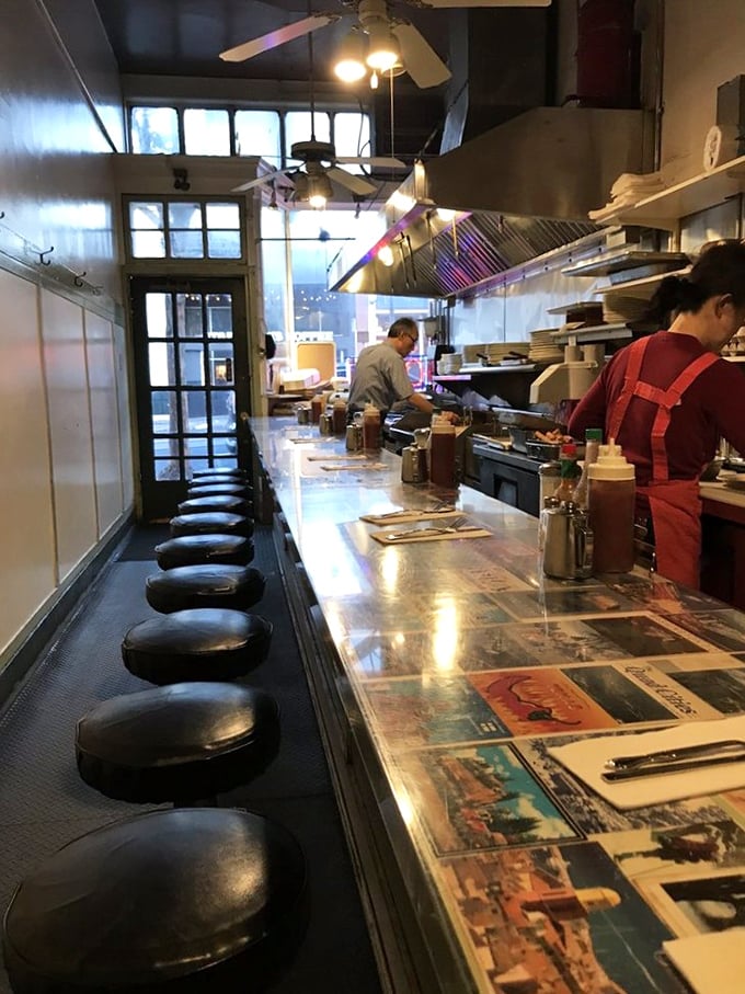 Counter seating only! This narrow slice of breakfast heaven forces strangers to become neighbors as they commune over coffee and postcards embedded in the countertop. 