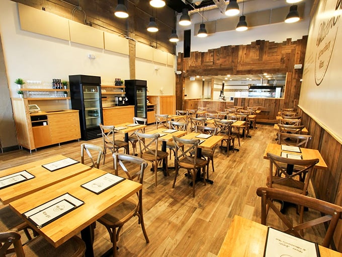 Rustic wood meets modern minimalism inside Mister O1, where every table feels like the best seat in the house for the pizza performance about to unfold.