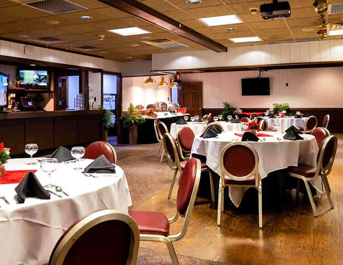 White tablecloths meet casual comfort in Stanley's dining room. The perfect setting for everything from anniversary dinners to "I don't feel like cooking" Tuesdays.