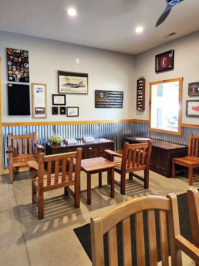 Aviation memorabilia meets corrugated metal charm in this dining room where pilots and barbecue pilgrims break bread together. No fancy tablecloths needed.