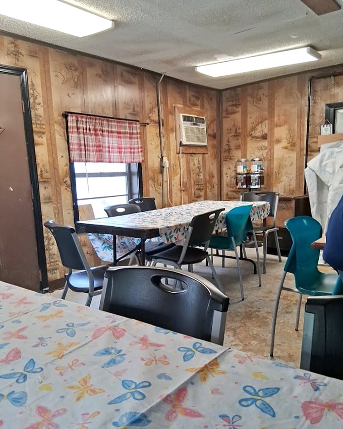 Wood paneling that's absorbed decades of smoky goodness—these walls could tell stories that would make your mouth water.