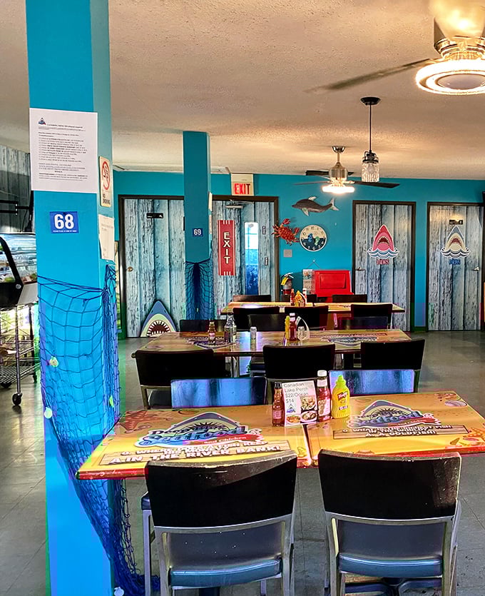 Step inside and it feels like a seaside carnival—bright walls, playful sharks, and ketchup at the ready.
