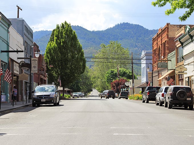 Main Street Yreka offers that increasingly rare commodity in California—parking spaces! Plus architecture that doesn't require a second mortgage to appreciate.