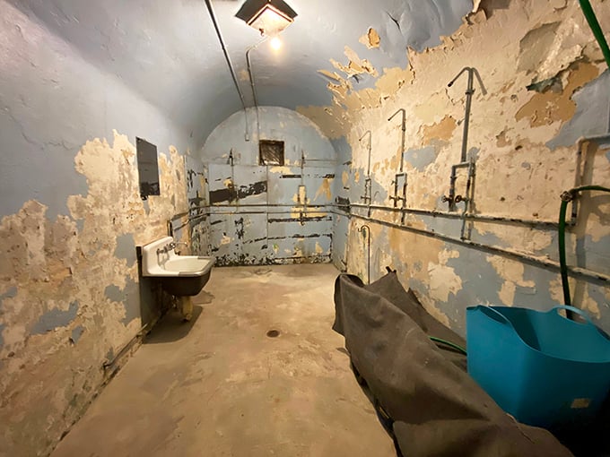 Prison bathroom facilities weren't exactly spa-like. This communal washroom would make even the most budget-conscious hotel guest appreciate modern plumbing.