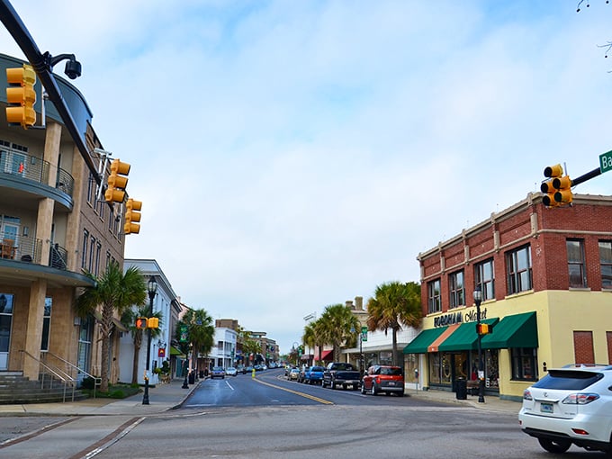 Small-town charm with palm tree swagger! Beaufort's quiet streets whisper stories that Hollywood keeps borrowing for its Southern charm fix.