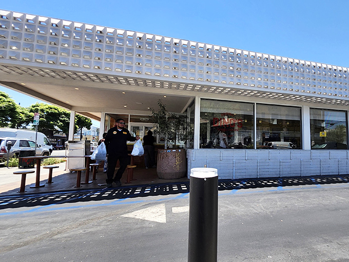 Clean lines and modern vibes prove that great fried chicken doesn't need fancy frills to steal your heart.