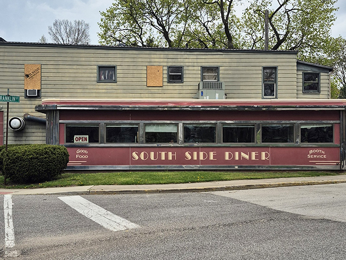 This is the kind of place that smells like a mix of grilled onions, nostalgia, and a well-lived-in vinyl booth—the real deal.